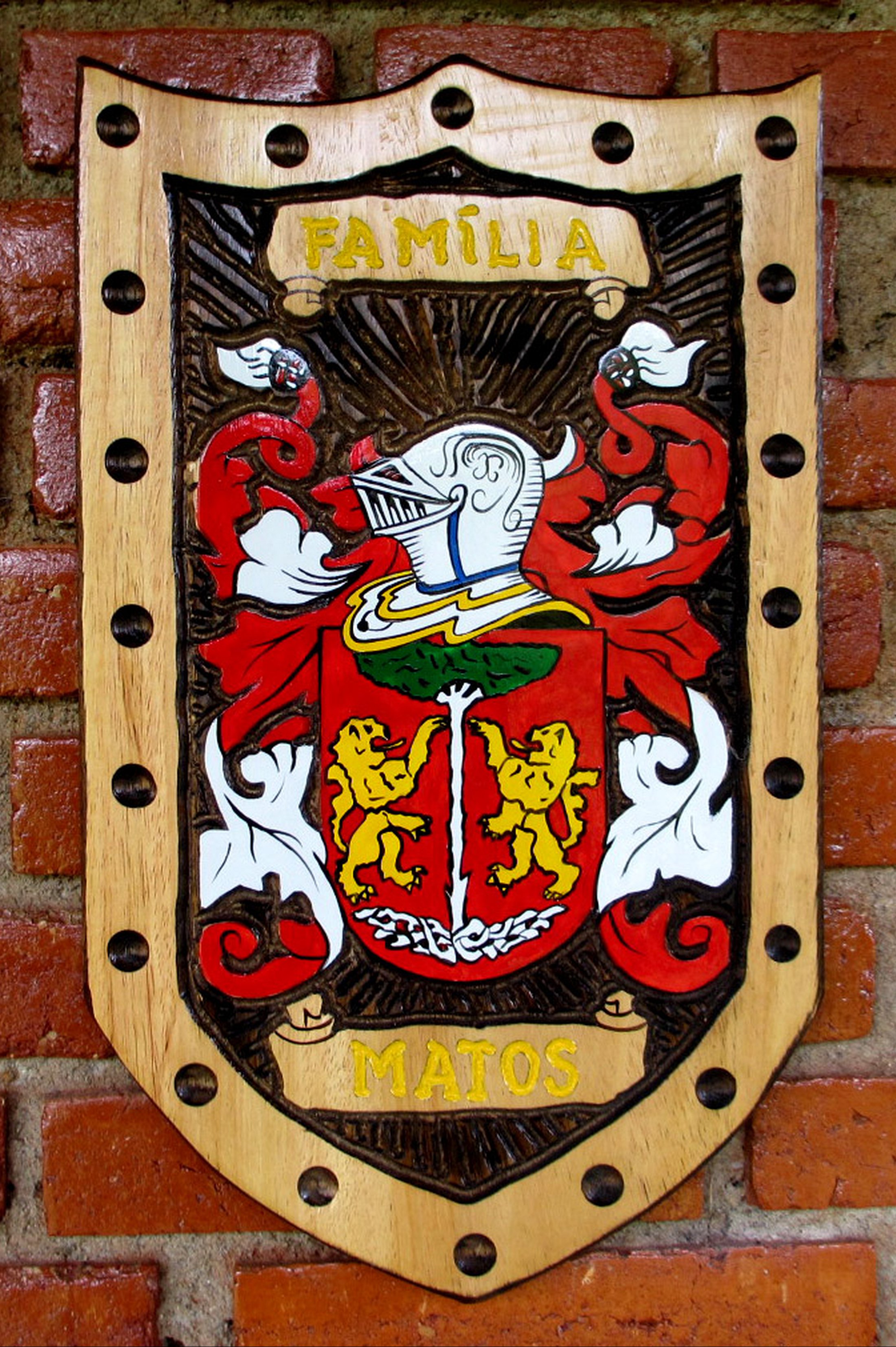 Brasão da família Matos - entalhado em Madeira - Pica-pau Entalhes ...