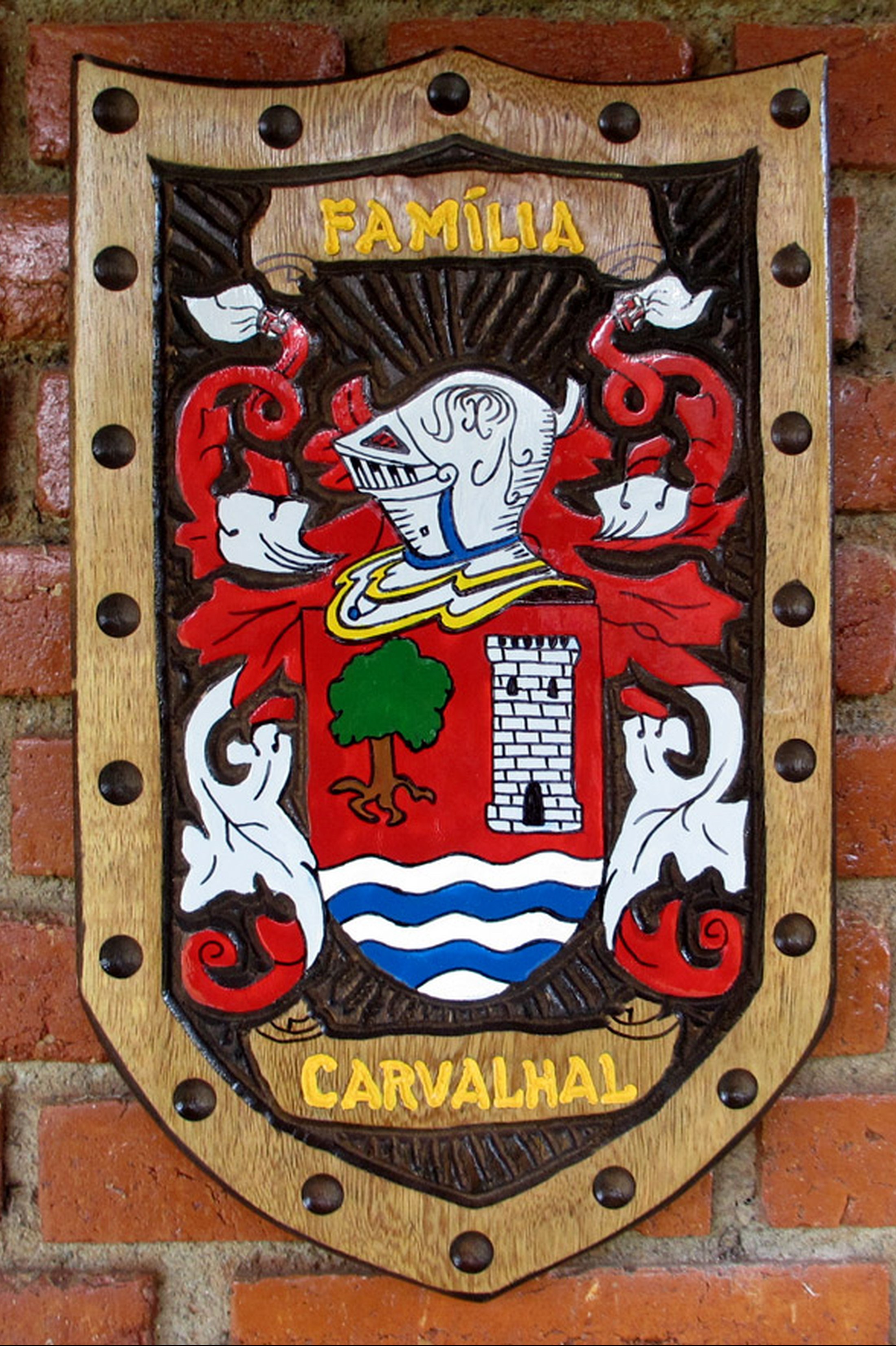 Brasão da família Carvalhal - entalhado em Madeira - Pica-pau Entalhes ...