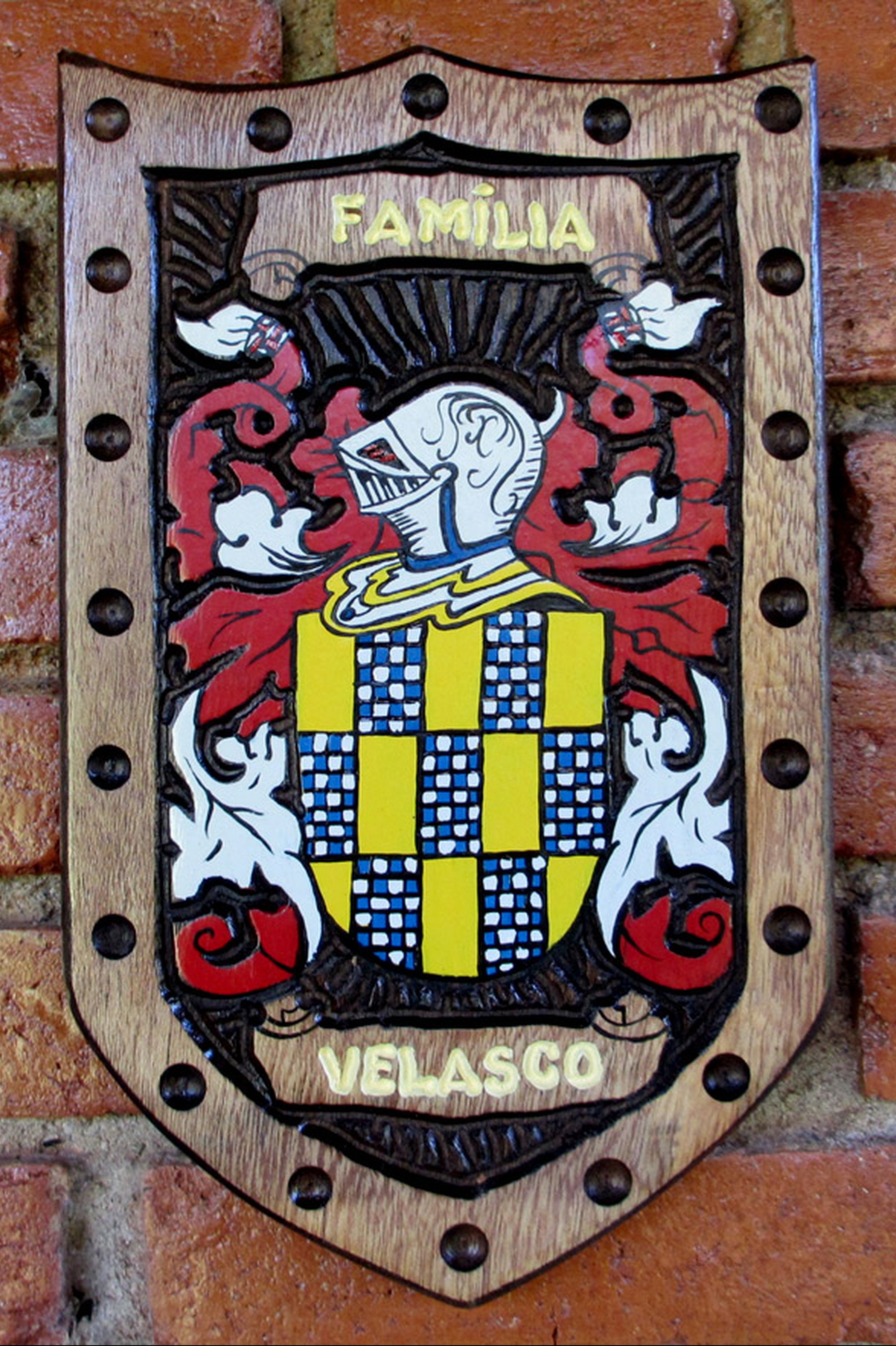 Brasão da família Velasco - entalhado em Madeira - Pica-pau Entalhes ...
